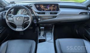 White Lexus ES 2021 in Tallinn, with an engine capacity of 2.50 L and mileage of 99 thousand km for 32900 €, photo 6 on AUTOMOTO.COM.LV