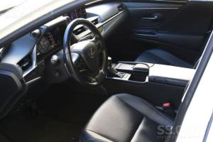 White Lexus ES 2021 in Tallinn, with an engine capacity of 2.50 L and mileage of 99 thousand km for 32900 €, photo 7 on AUTOMOTO.COM.LV