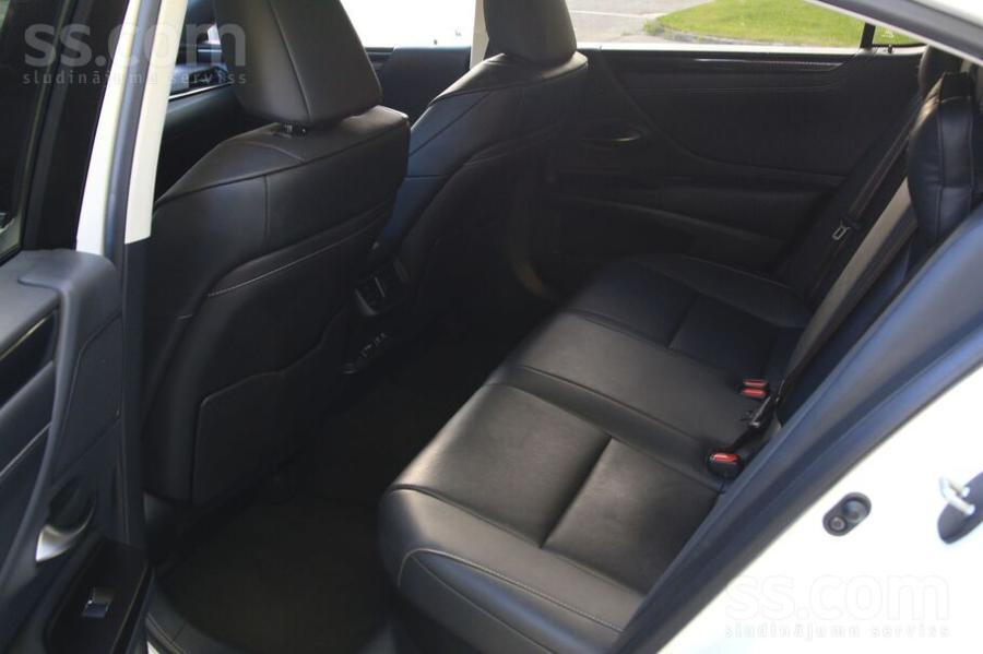 White Lexus ES 2021 in Tallinn, with an engine capacity of 2.50 L and mileage of 99 thousand km for 32900 €, photo 8 on AUTOMOTO.COM.LV