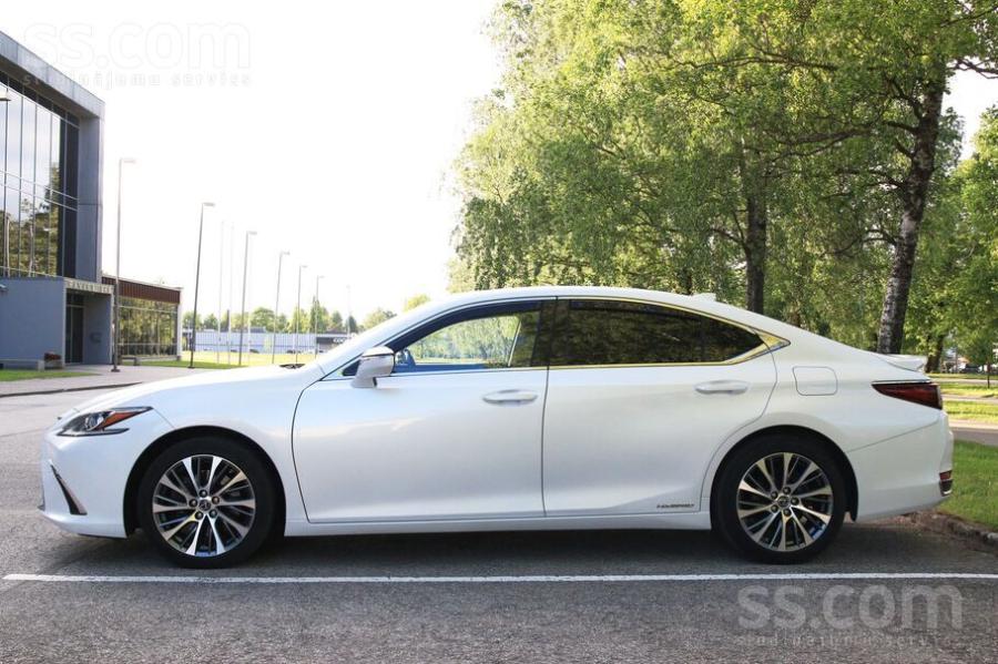 White Lexus ES 2021 in Tallinn, with an engine capacity of 2.50 L and mileage of 99 thousand km for 32900 €, photo 19 on AUTOMOTO.COM.LV