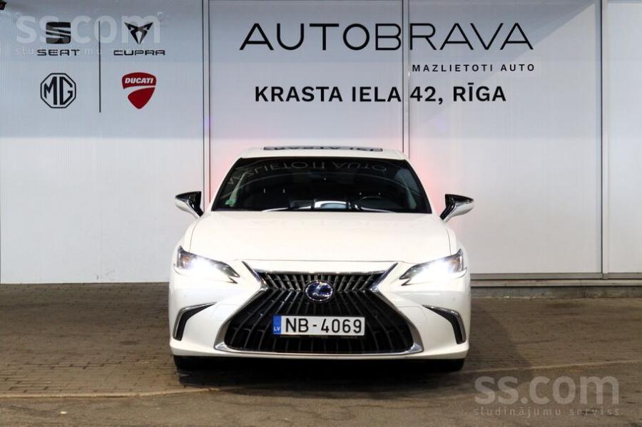 White Lexus ES 2022 in Riga, with an engine capacity of 2.50 L and mileage of 138 thousand km for 29900 €, photo 2 on AUTOMOTO.COM.LV