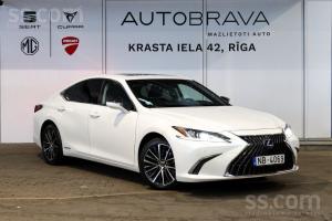 White Lexus ES 2022 in Riga, with an engine capacity of 2.50 L and mileage of 138 thousand km for 29900 €, photo 3 on AUTOMOTO.COM.LV
