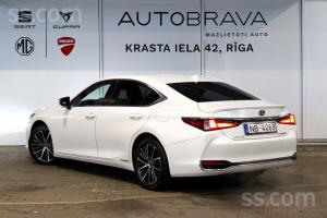White Lexus ES 2022 in Riga, with an engine capacity of 2.50 L and mileage of 138 thousand km for 29900 €, photo 6 on AUTOMOTO.COM.LV