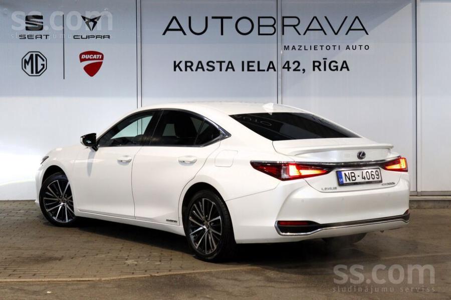 White Lexus ES 2022 in Riga, with an engine capacity of 2.50 L and mileage of 138 thousand km for 29900 €, photo 6 on AUTOMOTO.COM.LV