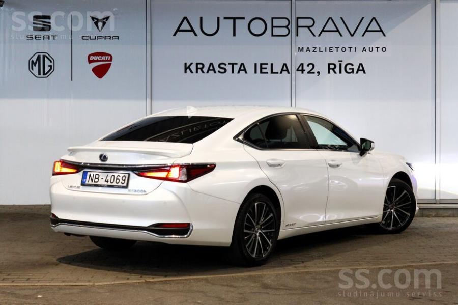 White Lexus ES 2022 in Riga, with an engine capacity of 2.50 L and mileage of 138 thousand km for 29900 €, photo 8 on AUTOMOTO.COM.LV