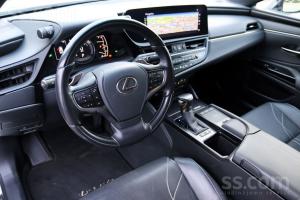 White Lexus ES 2022 in Riga, with an engine capacity of 2.50 L and mileage of 138 thousand km for 29900 €, photo 9 on AUTOMOTO.COM.LV