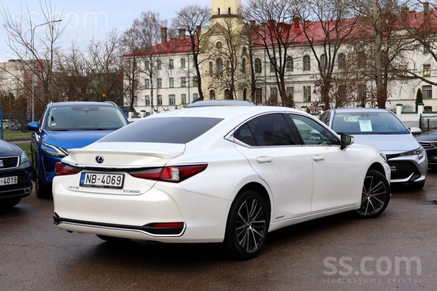 White Lexus ES 2022 in Riga, with an engine capacity of 2.50 L and mileage of 138 thousand km for 29900 €, photo 31 on AUTOMOTO.COM.LV