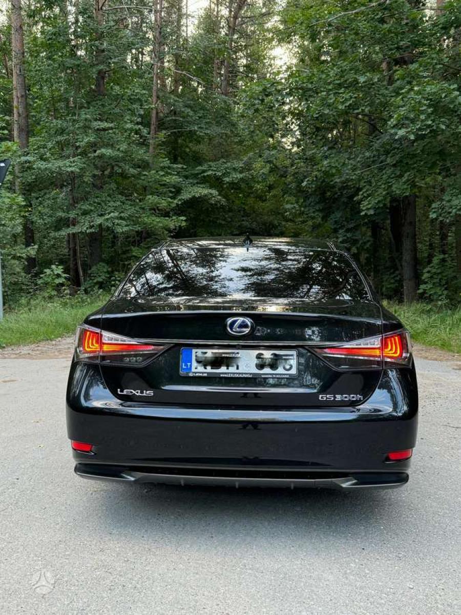 Black Lexus GS 300h 2017 in Vilnius, with an engine capacity of 2.49 L and mileage of 169 thousand km for 18500 €, photo 8 on AUTOMOTO.COM.LV