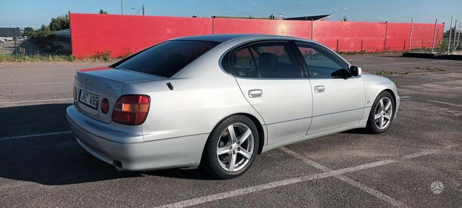 Pelēks Lexus GS 300h 1999 Viļņa, ar dzinēja tilpumu 3.00 L un nobraukumu 298 tūkst. km par 4200 €, foto 4 vietnē AUTOMOTO.COM.LV