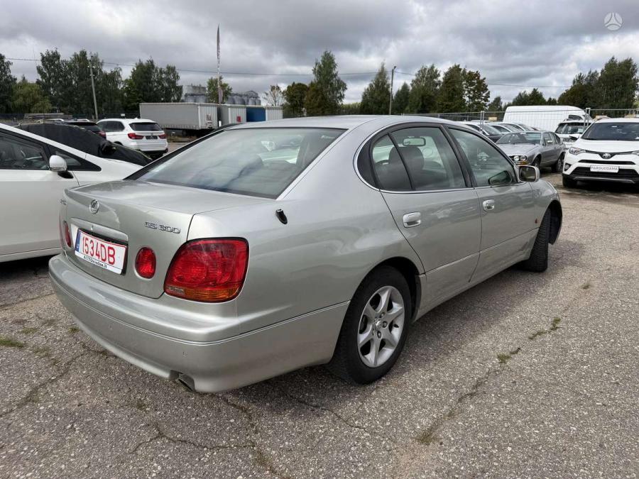 Pelēks Lexus GS 300h 2001 Panevēža, ar dzinēja tilpumu 3.00 L un nobraukumu 219 tūkst. km par 3700 €, foto 5 vietnē AUTOMOTO.COM.LV