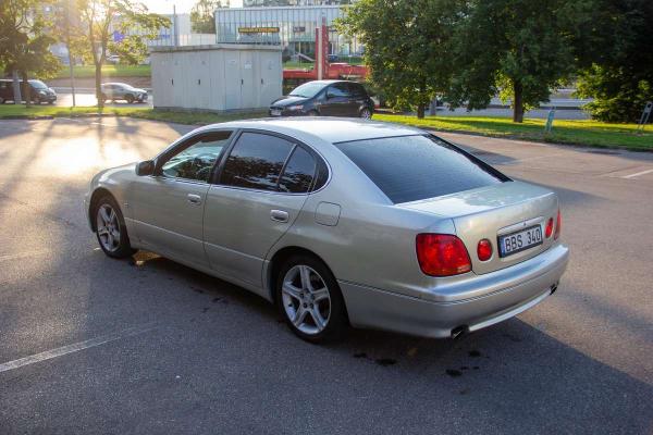 Pelēks Lexus GS 300h 2002 Viļņa, ar dzinēja tilpumu 3.00 L un nobraukumu 235 tūkst. km par 3200 €, foto 3 vietnē AUTOMOTO.COM.LV