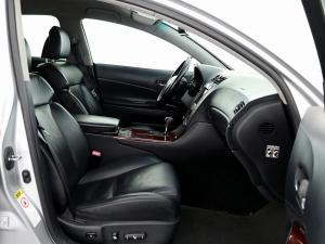 Pelēks Lexus GS 300h 2006 Tallina, ar dzinēja tilpumu 3.00 L un nobraukumu 299 tūkst. km par 2299 €, foto 14 vietnē AUTOMOTO.COM.LV