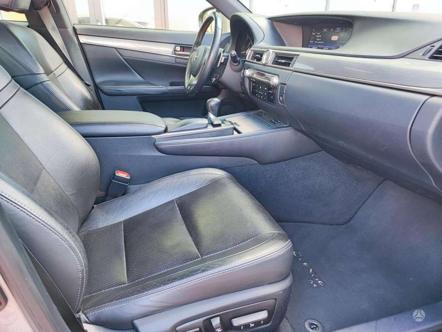 Grey Lexus GS 300h 2016 in Kaunas, with an engine capacity of 2.49 L and mileage of 249 thousand km for 15999 €, photo 26 on AUTOMOTO.COM.LV