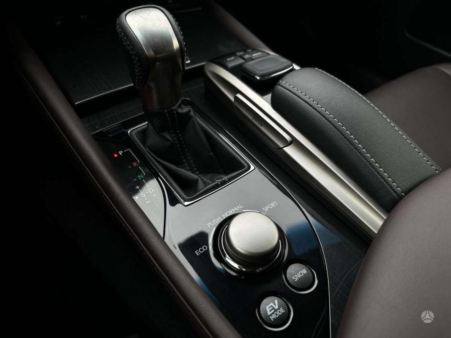 Pelēks Lexus GS 300h 2017 Viļņa, ar dzinēja tilpumu 2.50 L un nobraukumu 142 tūkst. km par 21550 €, foto 24 vietnē AUTOMOTO.COM.LV