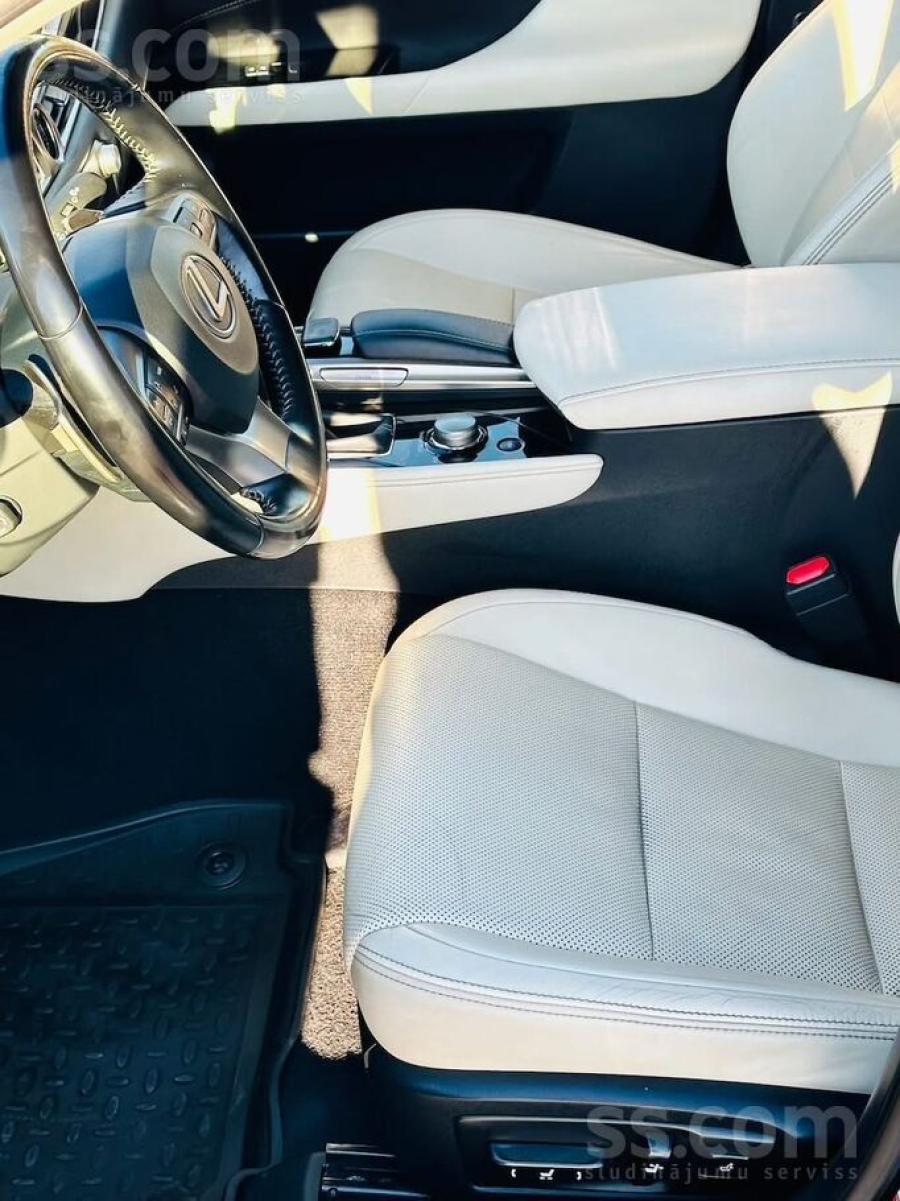 Black Lexus GS 2016 in Riga, with an engine capacity of 2.00 L and mileage of 229 thousand km for 18900 €, photo 4 on AUTOMOTO.COM.LV