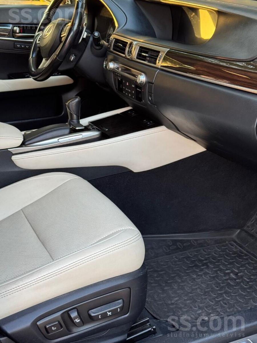 Black Lexus GS 2016 in Riga, with an engine capacity of 2.00 L and mileage of 229 thousand km for 18900 €, photo 5 on AUTOMOTO.COM.LV