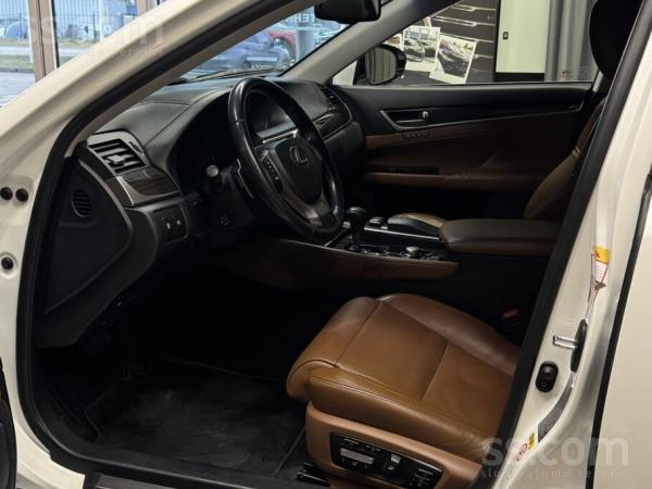 White Lexus GS 2013 in Riga, with an engine capacity of 3.50 L and mileage of 220 thousand km for 16490 €, photo 8 on AUTOMOTO.COM.LV