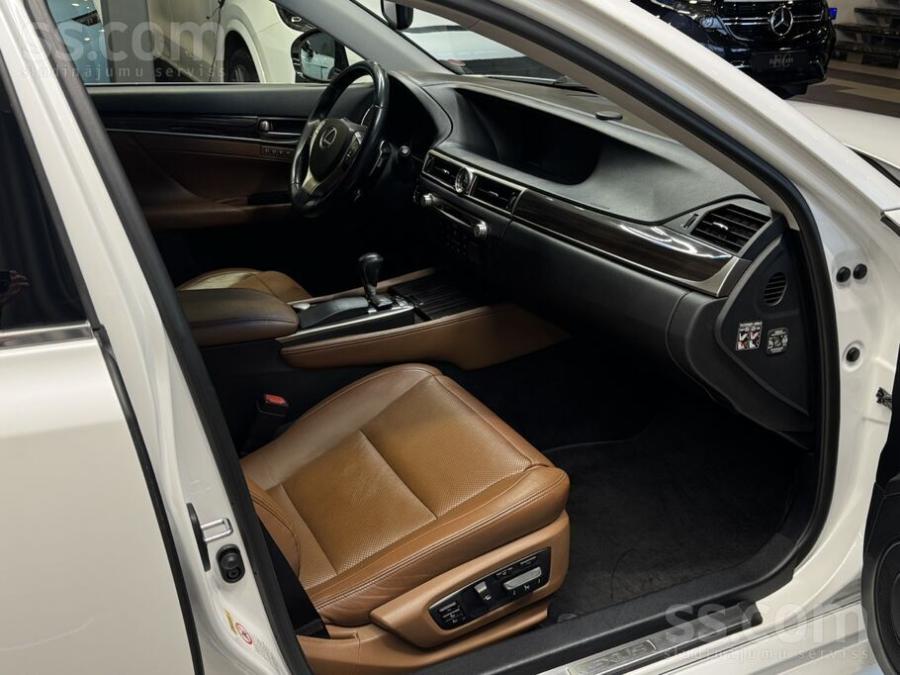 White Lexus GS 2013 in Riga, with an engine capacity of 3.50 L and mileage of 220 thousand km for 16490 €, photo 12 on AUTOMOTO.COM.LV