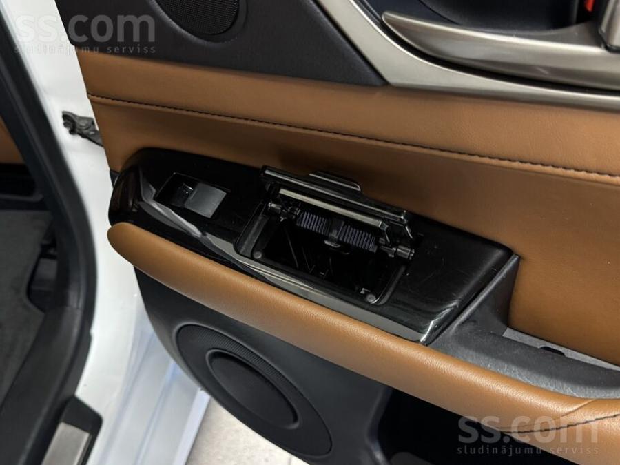 White Lexus GS 2013 in Riga, with an engine capacity of 3.50 L and mileage of 220 thousand km for 16490 €, photo 32 on AUTOMOTO.COM.LV