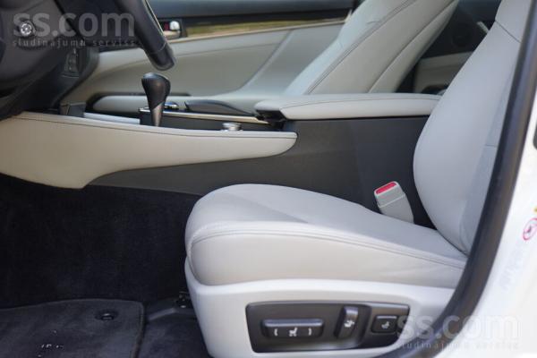 White Lexus GS 2014 in Riga, with an engine capacity of 3.50 L and mileage of 185 thousand km for 15500 €, photo 5 on AUTOMOTO.COM.LV