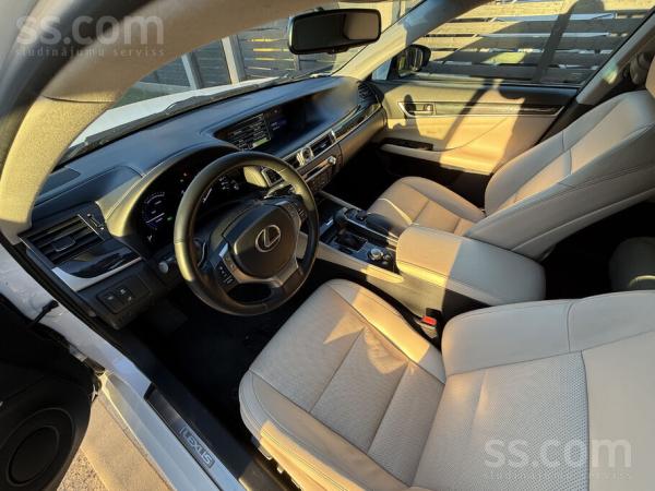 White Lexus GS 2015 in Riga, with an engine capacity of 2.50 L and mileage of 152 thousand km for 17900 €, photo 7 on AUTOMOTO.COM.LV