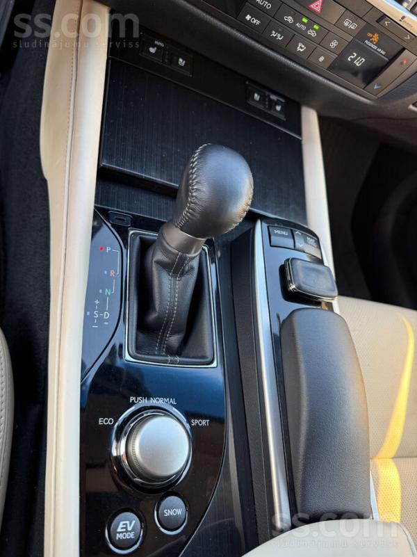White Lexus GS 2015 in Riga, with an engine capacity of 2.50 L and mileage of 152 thousand km for 17900 €, photo 9 on AUTOMOTO.COM.LV