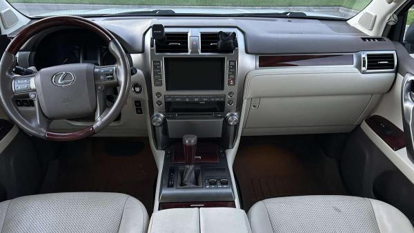 White Lexus GX 460 2013 in Kaunas, with an engine capacity of 4.61 L and mileage of 260 thousand km for 19500 €, photo 7 on AUTOMOTO.COM.LV