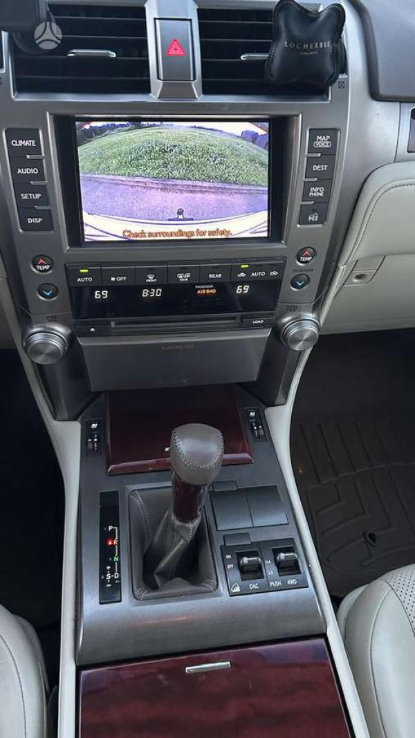 White Lexus GX 460 2013 in Kaunas, with an engine capacity of 4.61 L and mileage of 260 thousand km for 19500 €, photo 8 on AUTOMOTO.COM.LV