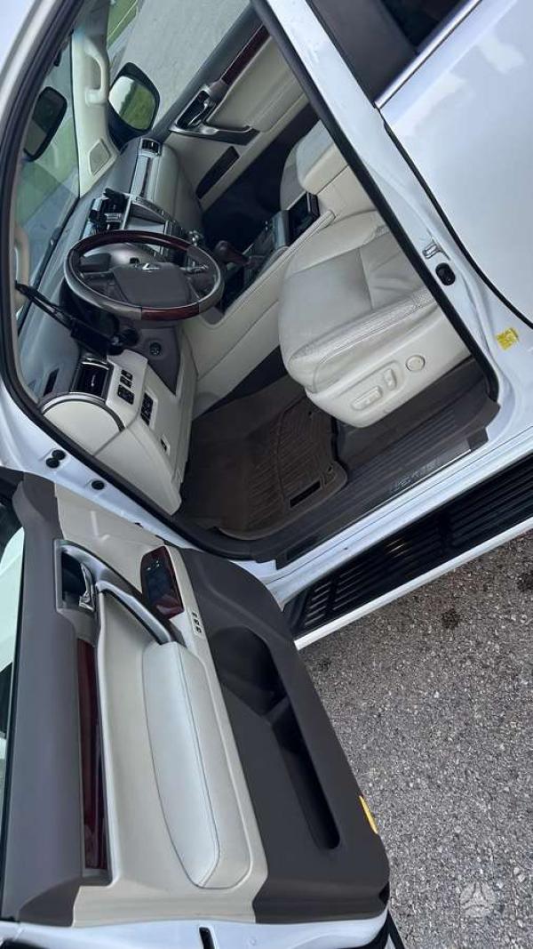 White Lexus GX 460 2013 in Kaunas, with an engine capacity of 4.61 L and mileage of 260 thousand km for 19500 €, photo 9 on AUTOMOTO.COM.LV