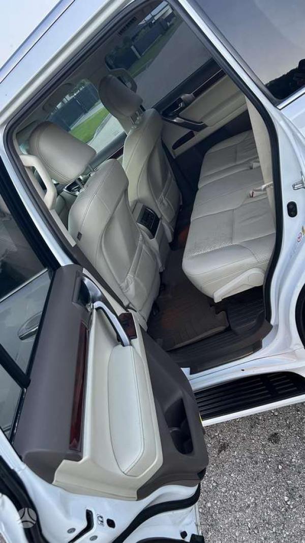 White Lexus GX 460 2013 in Kaunas, with an engine capacity of 4.61 L and mileage of 260 thousand km for 19500 €, photo 10 on AUTOMOTO.COM.LV