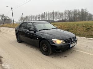 Melns Lexus IS 200 1999 Kauņa, ar dzinēja tilpumu 2.00 L un nobraukumu 359 tūkst. km par 1750 €, foto  vietnē AUTOMOTO.COM.LV