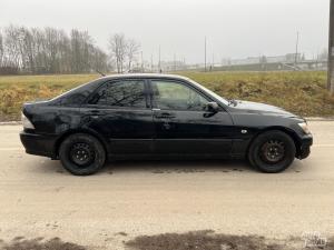 Black Lexus IS 200 1999 in Kaunas, with an engine capacity of 2.00 L and mileage of 359 thousand km for 1750 €, photo 5 on AUTOMOTO.COM.LV