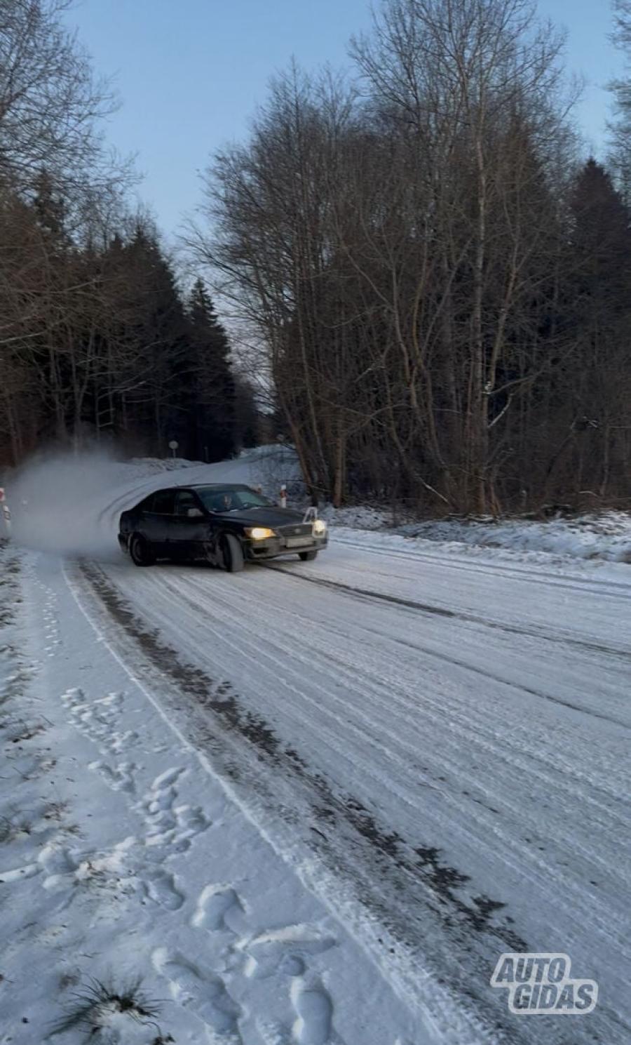 Black Lexus IS 200 1999 in Kaunas, with an engine capacity of 2.00 L and mileage of 359 thousand km for 1750 €, photo 18 on AUTOMOTO.COM.LV