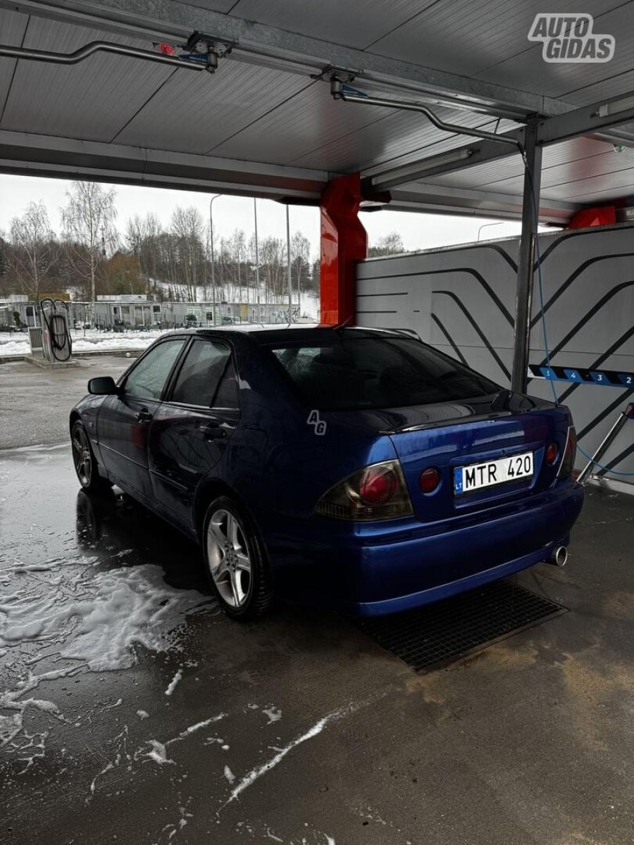 Zils Lexus IS 200 1999 Alīta, ar dzinēja tilpumu 2.00 L un nobraukumu 227 tūkst. km par 2300 €, foto 3 vietnē AUTOMOTO.COM.LV