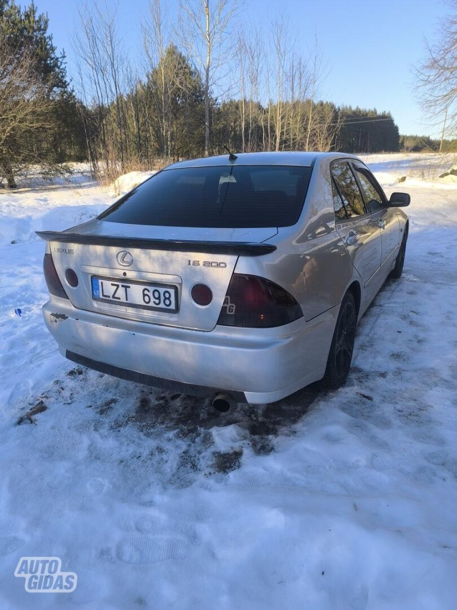 Grey Lexus IS 200 2000 in Vilnius, with an engine capacity of 2.00 L and mileage of 238 thousand km for 2600 €, photo 2 on AUTOMOTO.COM.LV