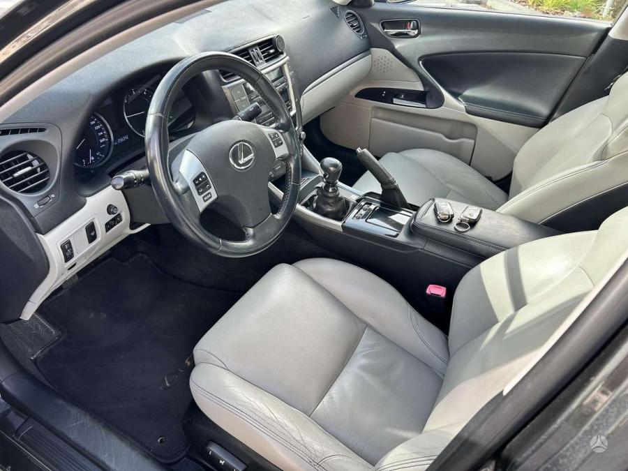 Grey Lexus IS 200 2011 in Vilnius, with an engine capacity of 2.23 L and mileage of 256 thousand km for 5500 €, photo 8 on AUTOMOTO.COM.LV
