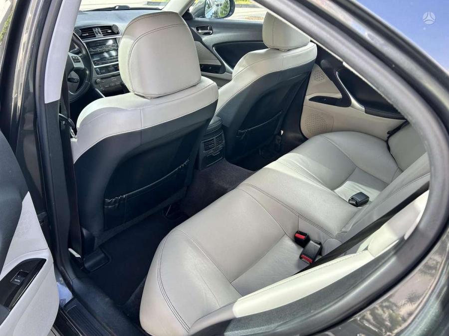 Grey Lexus IS 200 2011 in Vilnius, with an engine capacity of 2.23 L and mileage of 256 thousand km for 5500 €, photo 11 on AUTOMOTO.COM.LV