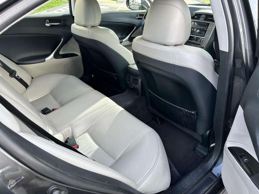 Grey Lexus IS 200 2011 in Vilnius, with an engine capacity of 2.23 L and mileage of 256 thousand km for 5500 €, photo 12 on AUTOMOTO.COM.LV