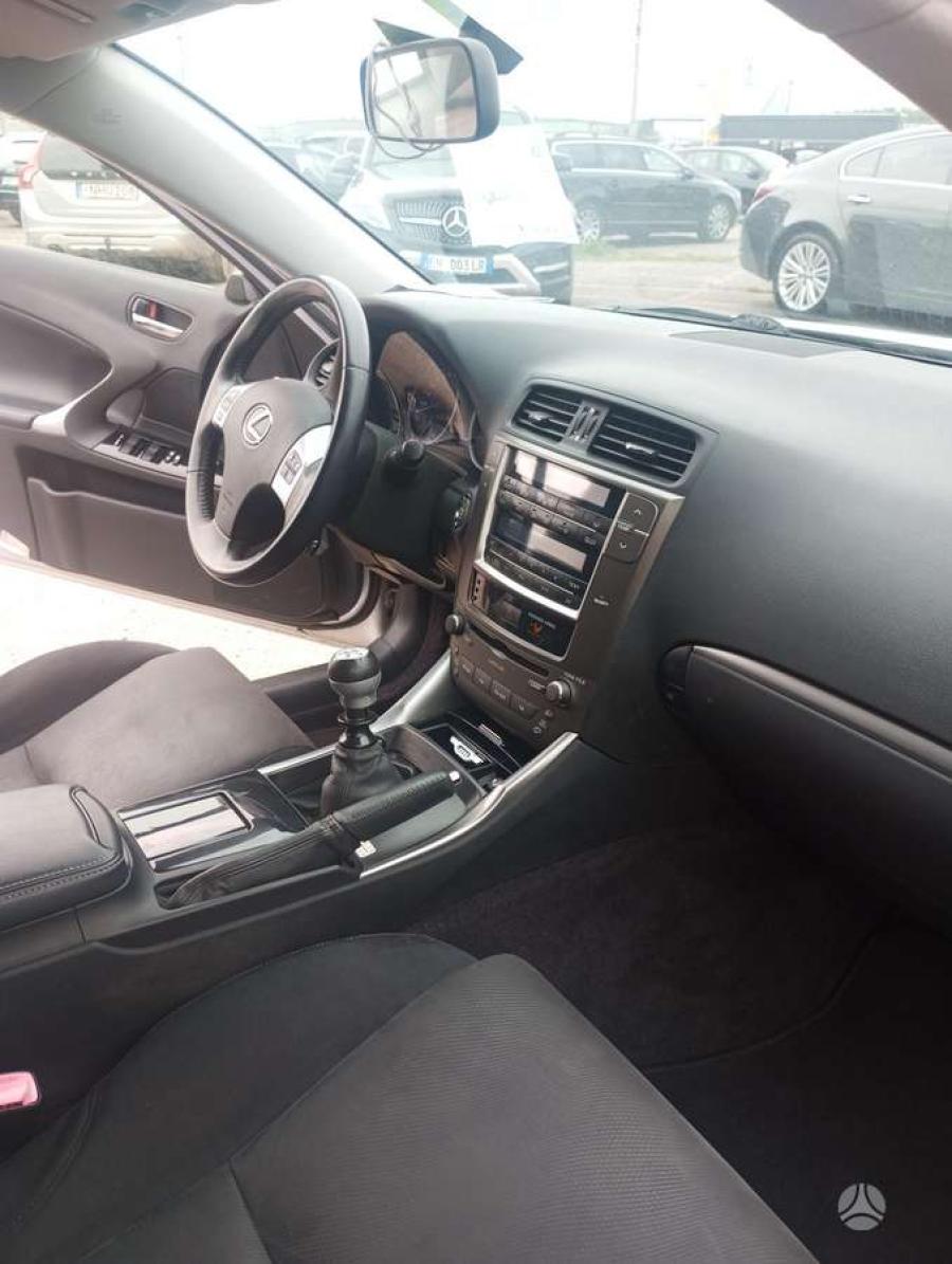 Grey Lexus IS 200 2011 in Kaunas, with an engine capacity of 2.20 L and mileage of 240 thousand km for 3500 €, photo 12 on AUTOMOTO.COM.LV