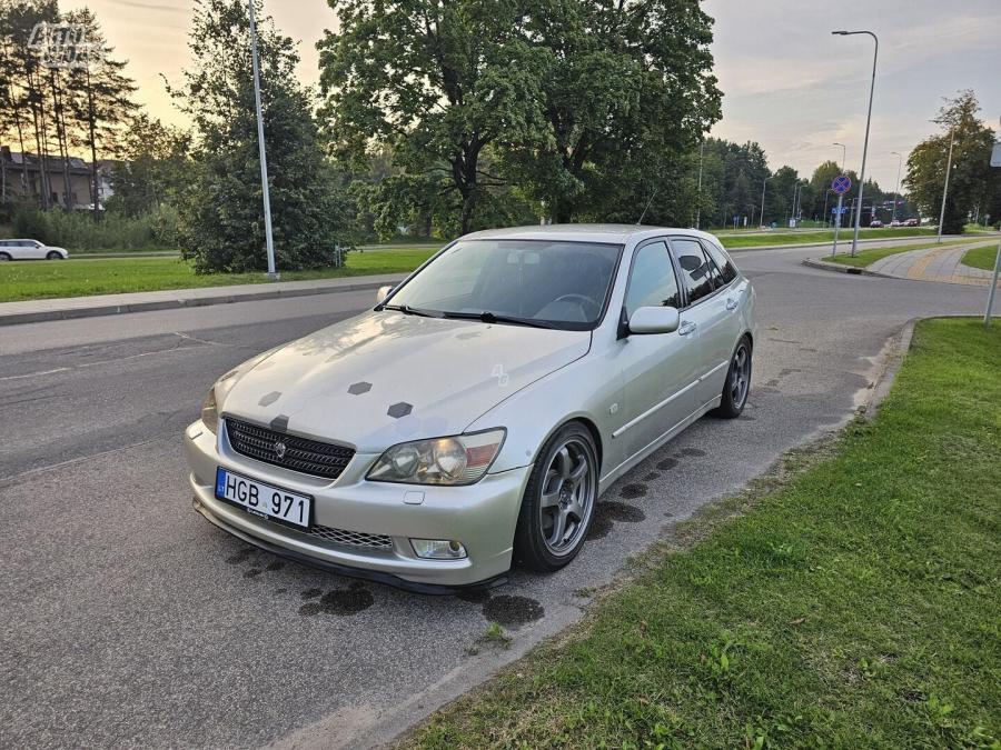 Grey Lexus IS 200 2003 in Vilnius, with an engine capacity of 2.00 L and mileage of 288 thousand km for 3680 €, photo 3 on AUTOMOTO.COM.LV