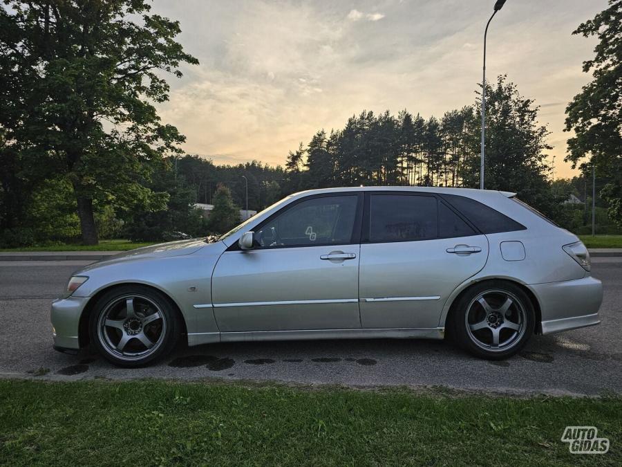Grey Lexus IS 200 2003 in Vilnius, with an engine capacity of 2.00 L and mileage of 288 thousand km for 3680 €, photo 4 on AUTOMOTO.COM.LV