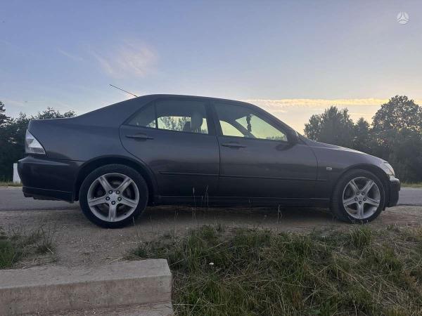 Lexus IS 200 2000 in Kaunas, with an engine capacity of 1.99 L and mileage of 304 thousand km for 2750 €, photo 1 on AUTOMOTO.COM.LV