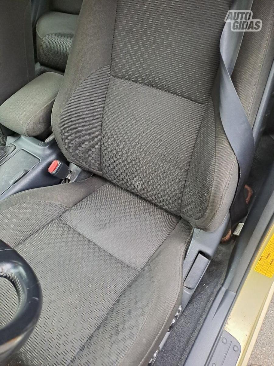 Lexus IS 200 2002 in Vilnius, with an engine capacity of 2.00 L and mileage of 219 thousand km for 2950 €, photo 14 on AUTOMOTO.COM.LV