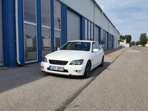 Balts Lexus IS 200 1999 Pērnava, ar dzinēja tilpumu 2.00 L un nobraukumu 317 tūkst. km par 2700 €, foto  vietnē AUTOMOTO.COM.LV