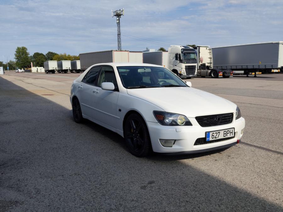 Balts Lexus IS 200 1999 Pērnava, ar dzinēja tilpumu 2.00 L un nobraukumu 317 tūkst. km par 2700 €, foto 3 vietnē AUTOMOTO.COM.LV