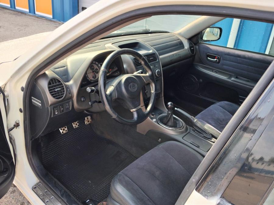 Balts Lexus IS 200 1999 Pērnava, ar dzinēja tilpumu 2.00 L un nobraukumu 317 tūkst. km par 2700 €, foto 16 vietnē AUTOMOTO.COM.LV