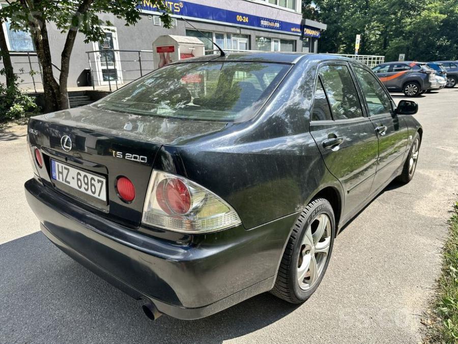 Black Lexus IS 1999 in Riga, with an engine capacity of 2.00 L and mileage of 258 thousand km for 1200 €, photo 5 on AUTOMOTO.COM.LV