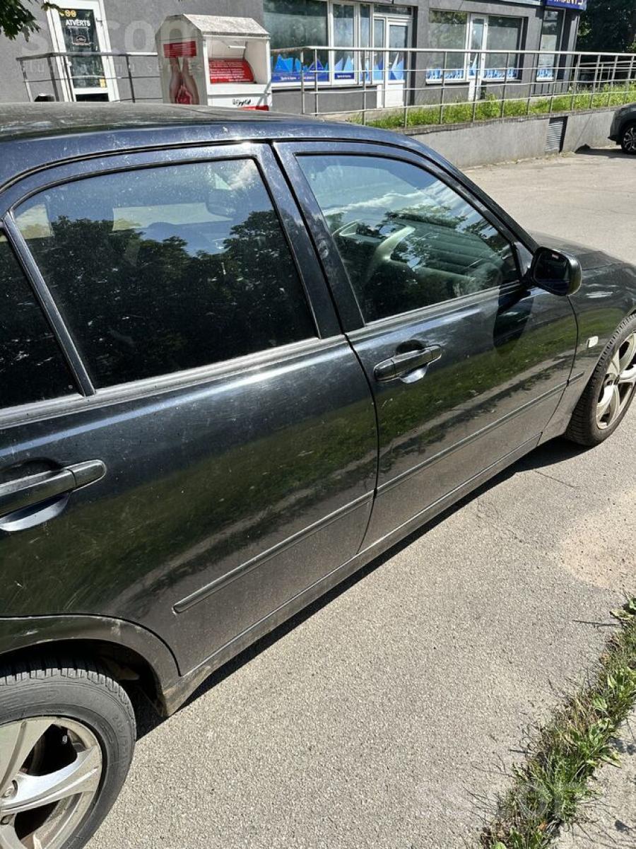 Black Lexus IS 1999 in Riga, with an engine capacity of 2.00 L and mileage of 258 thousand km for 1200 €, photo 10 on AUTOMOTO.COM.LV