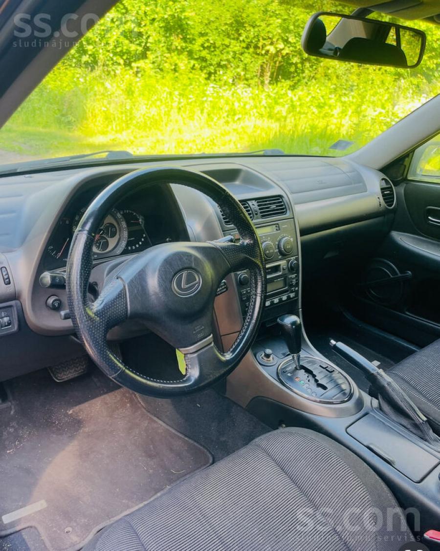 Black Lexus IS 2000 in Jelgava, with an engine capacity of 2.00 L and mileage of 248 thousand km for 1400 €, photo 5 on AUTOMOTO.COM.LV