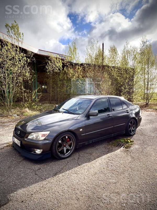 Black Lexus IS 2002 in Riga, with an engine capacity of 2.00 L and mileage of 353 thousand km for 2500 €, photo 1 on AUTOMOTO.COM.LV